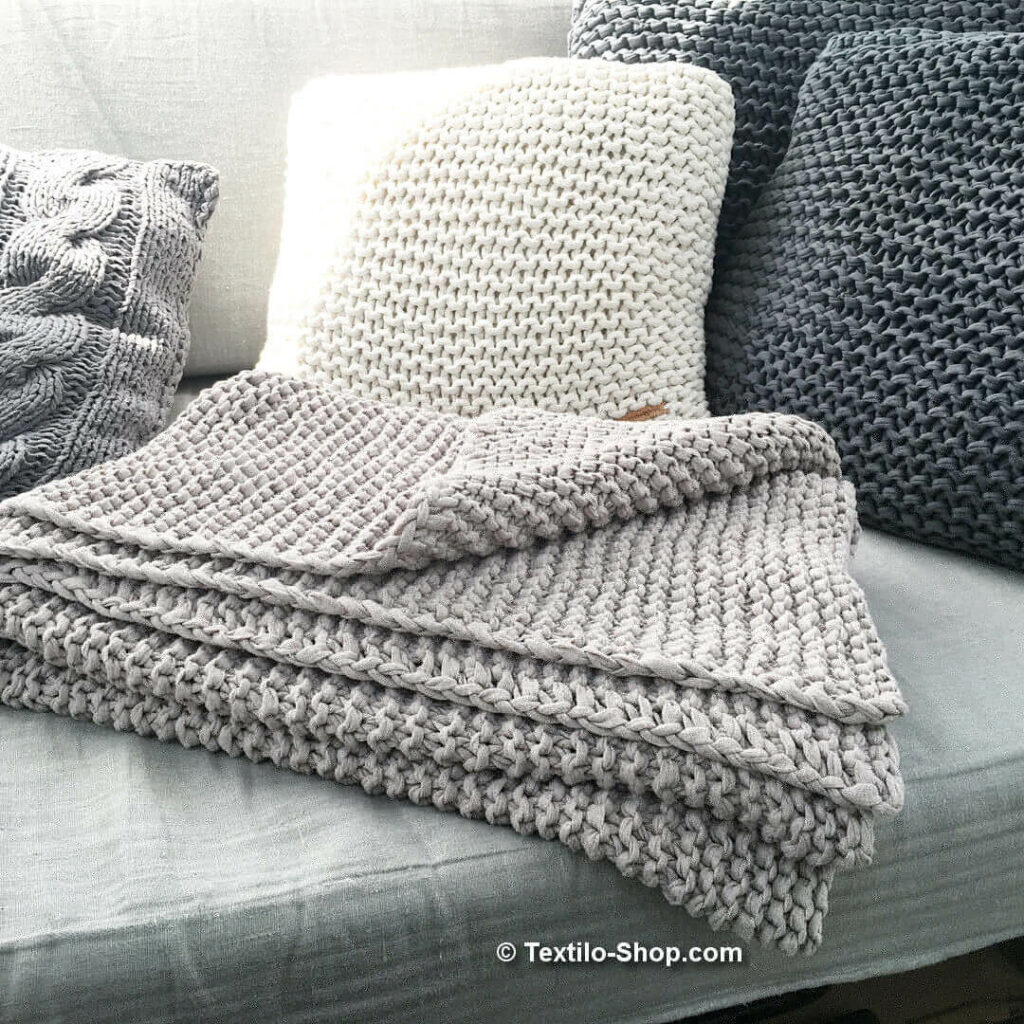 Strickdecke aus Bändchengarn ⋆ TEXTILO-BLOG